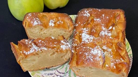 Медовая коврижка с изюмом и яблоками