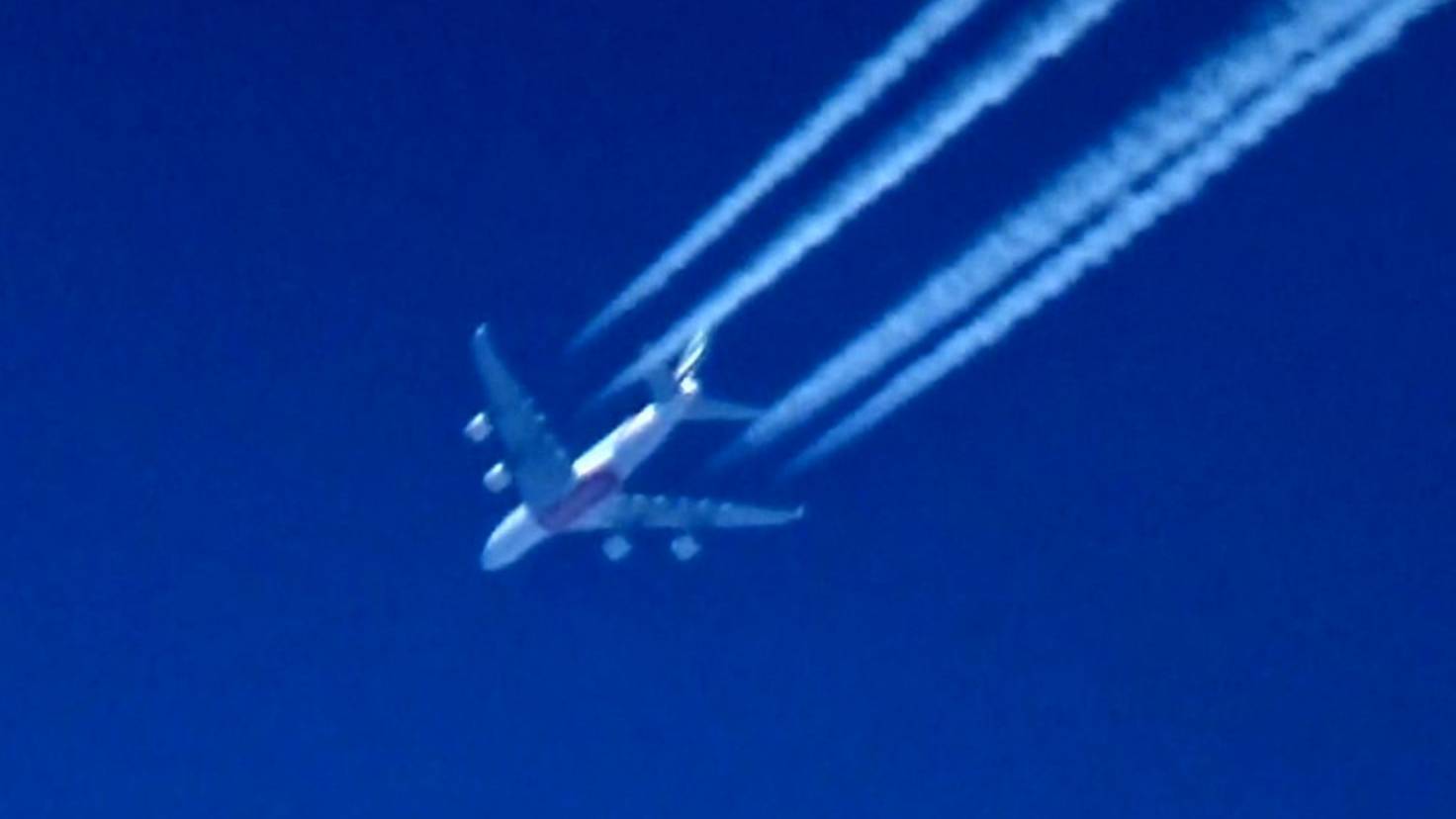 Аэробусы А380 с конденсационным следом