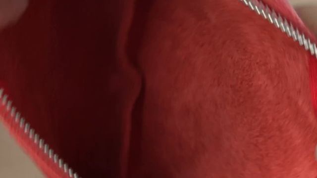 Красная косметичка из кожи | Серия «Твоя»