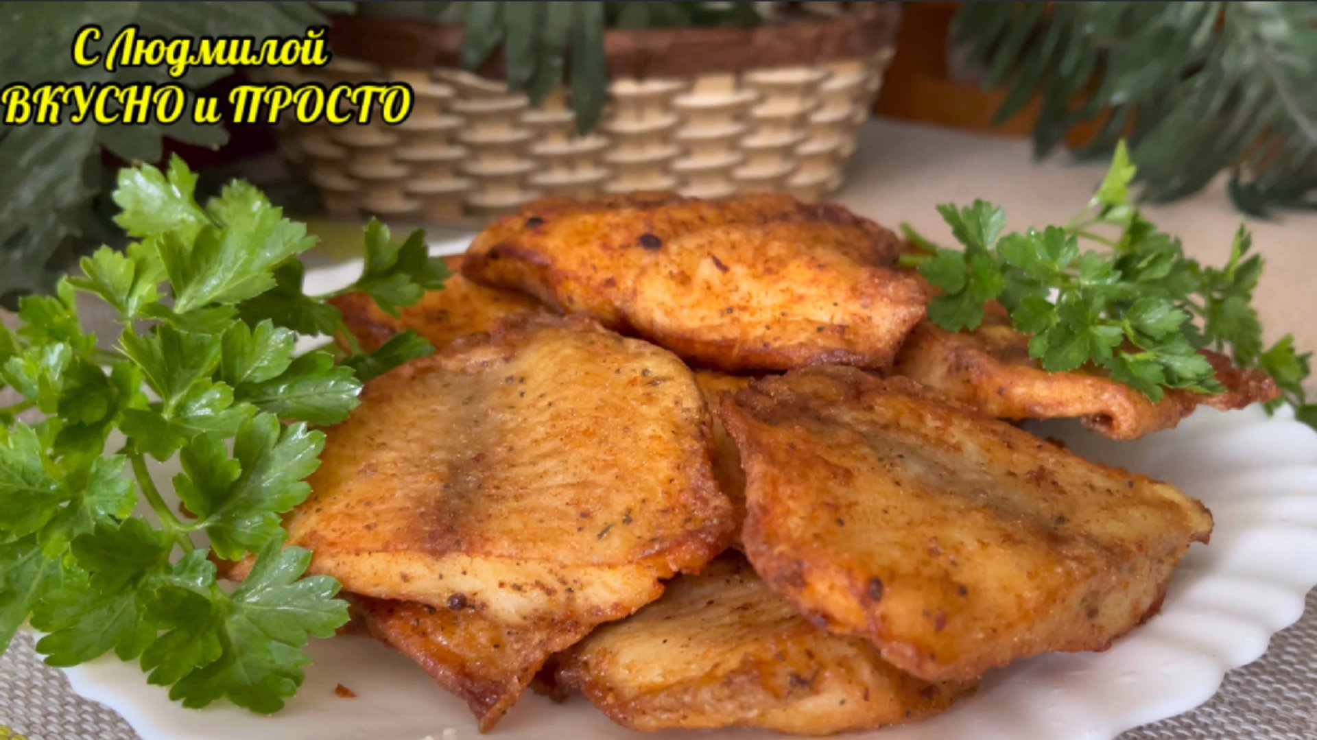 Чтобы при жарке рыбы масло не брызгало со сковороды, нужно взять… воду!