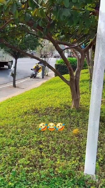 Мужик пугает мотоциклистов сиреной с помощью мегафона 🤣