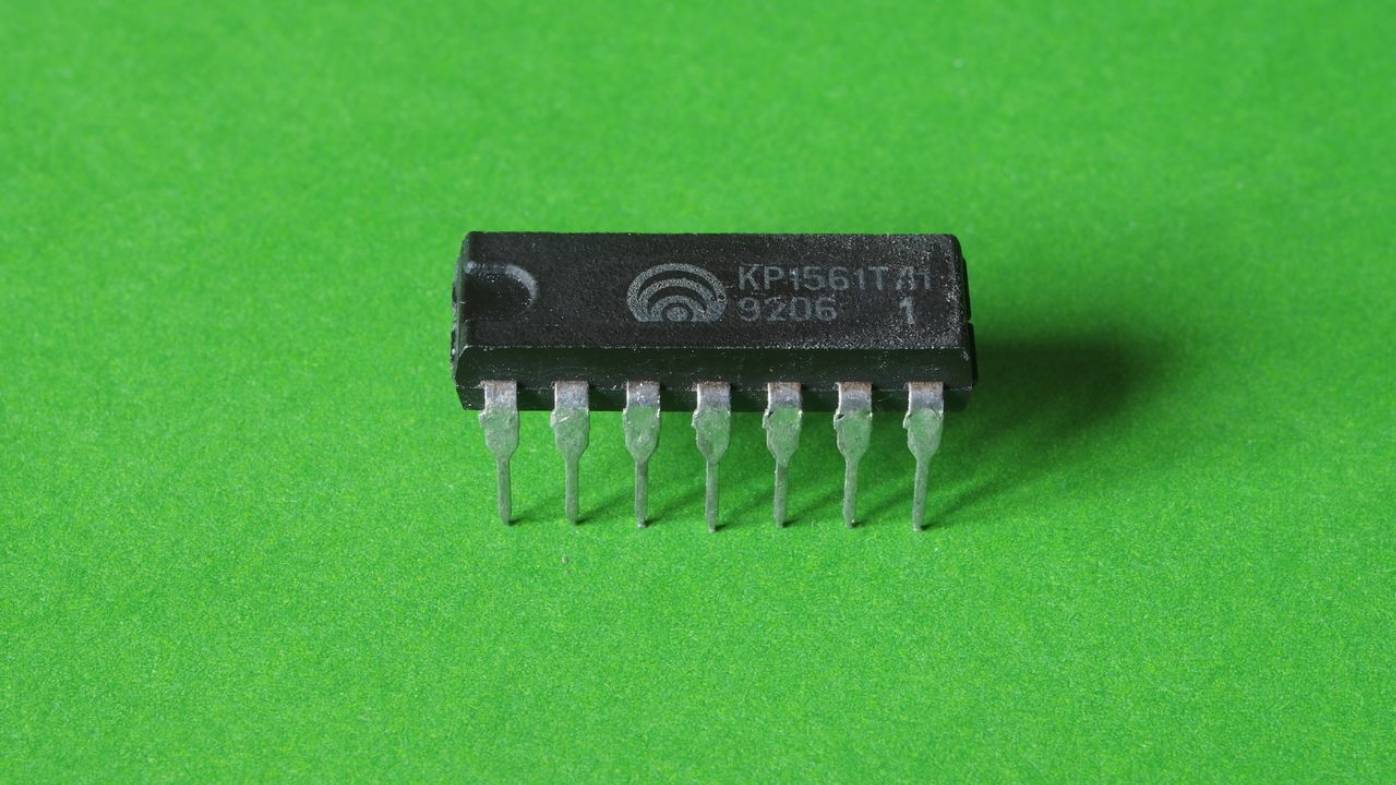 Выключатель одной кнопкой на КР1561ТЛ1.