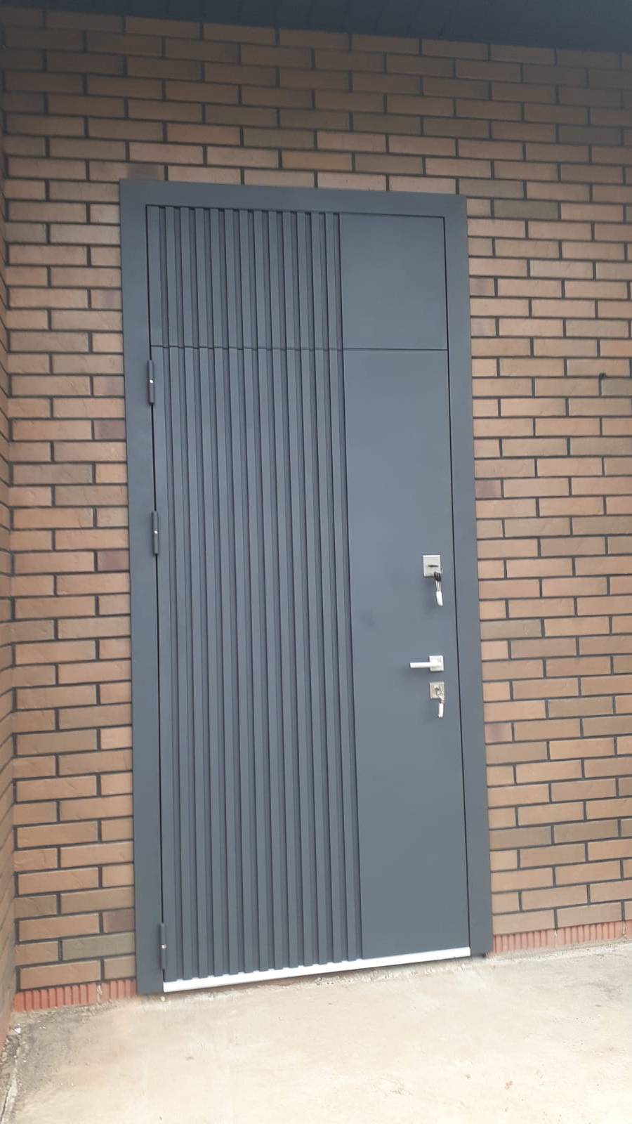 Наши работы изготовление и монтаж входной двери с терморазрывом в частный коттедж.