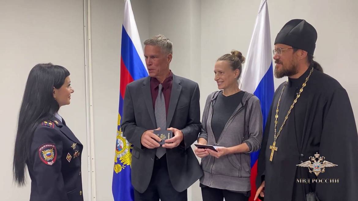 В Томской области сотрудники полиции вручили разрешения на временное проживание американской семье