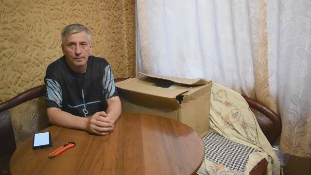 Распаковка девятой коробки с товаром.