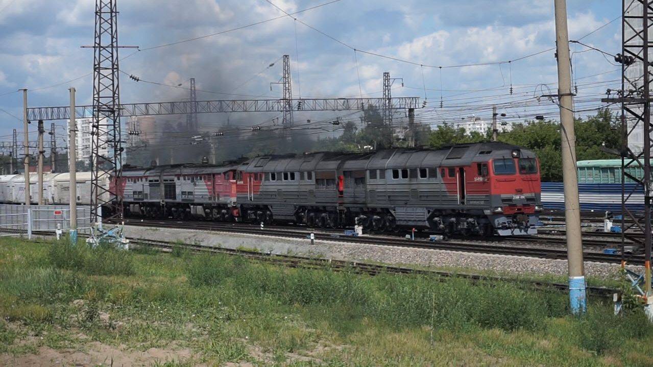 Тепловозы 2ТЭ116У-0284 и 2ТЭ10М-3087. Старт двойной тяги.