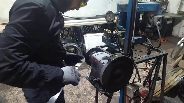 Производство ленточных пил по дереву в Новосибирске. Пилы заточены, закалены и разведены.