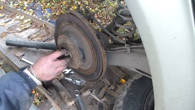 Замена задних тормозных дисков и колодок на Рено Сценик 2 / Меган 2 своими руками