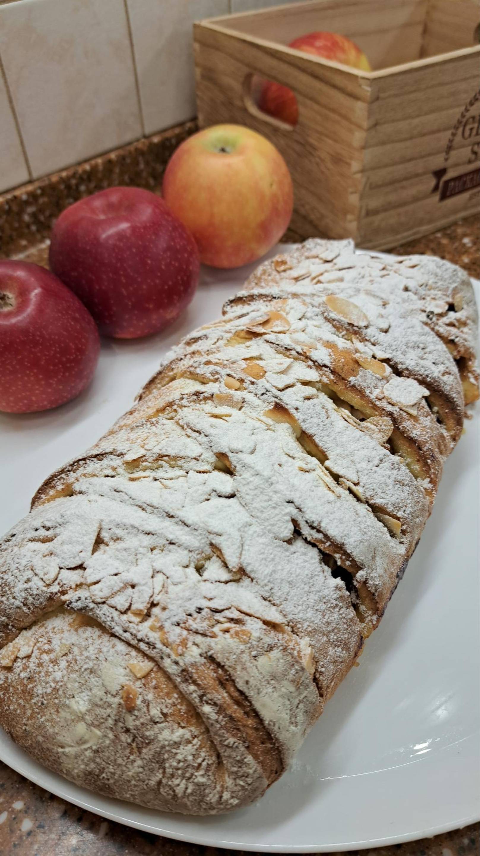 Срочно готовить в яблочный сезон! Плетёнка творожная с яблоками и корицей!