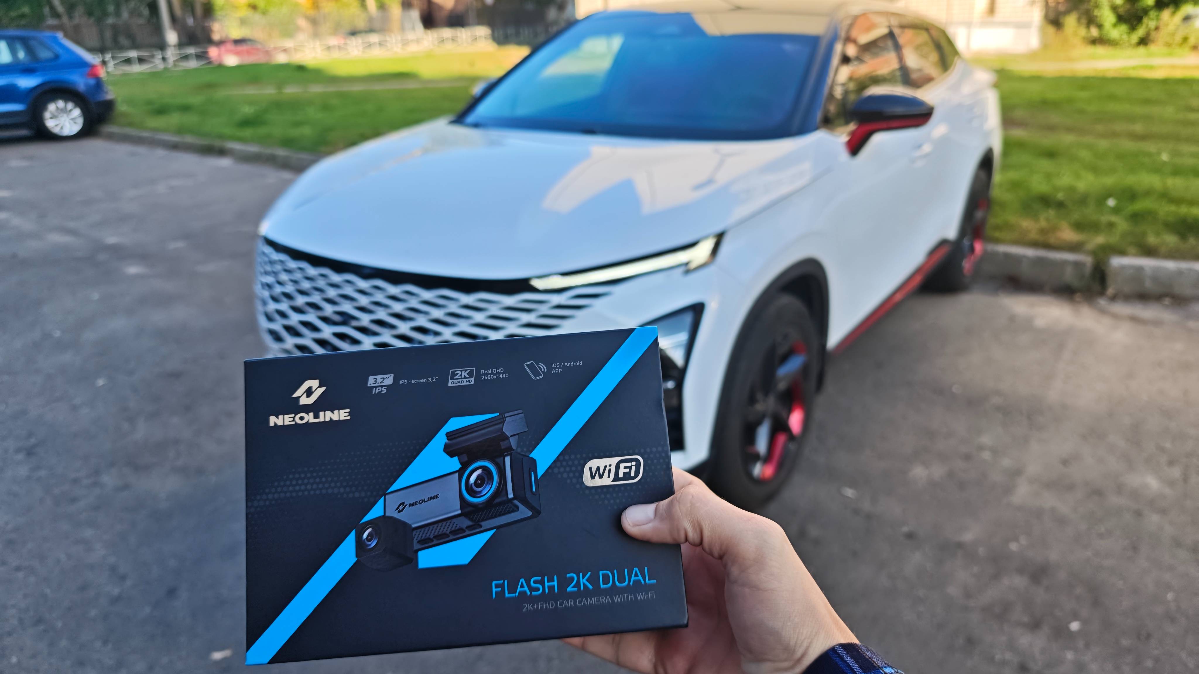 Видеорегистратора Neoline Flash 2K Wi-Fi Dual с двумя камерами а так же флешка SkyBet на 64 Гб.