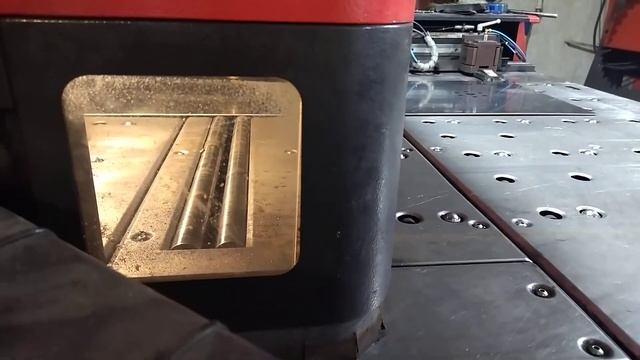 Лазерная резка металла на нашем производстве. Современный станок с рабочей зоной 1250 на 4000 мм.