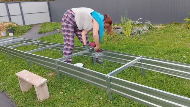 Доделываю грядку, в ход пошел шуруповерт. Убираю огурцы и прочие дела