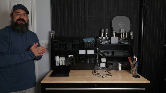 бородач показывает студию в последний раз