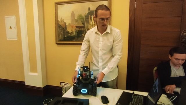 Звёзды над Донбассом | Студент ФИЭР ДонНТУ презентует робота, который направляется за человеком