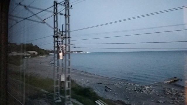 Майский вечер, виды из окна поезда на перегоне Сочи – Дагомыс