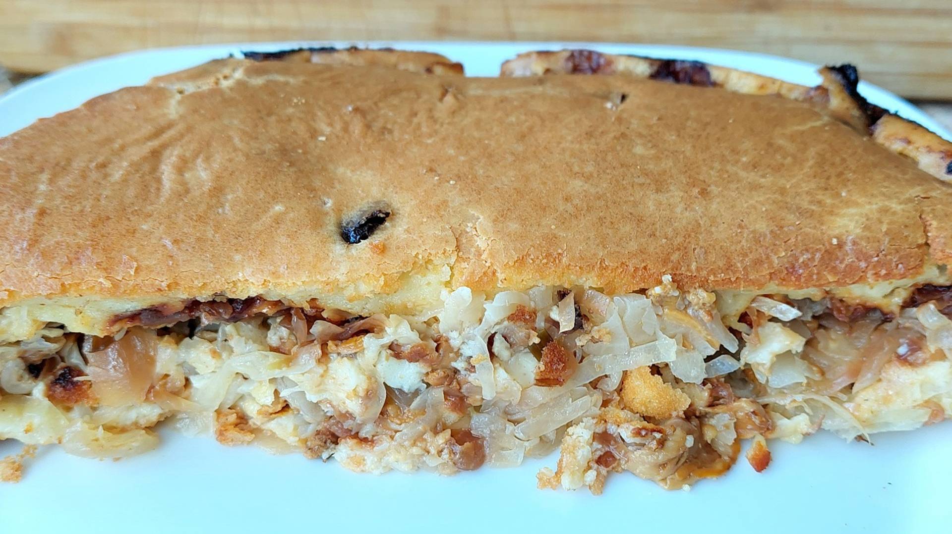 Пирог заливной с белокочанной капустой и лисичками.