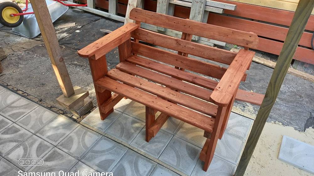 Деревянная скамейка из старого поддона. Бюджетно и просто сделать своими руками.