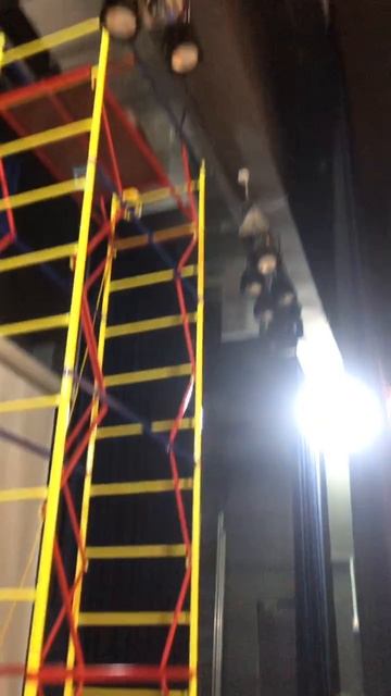 Процесс установки электрокарниза на тросах