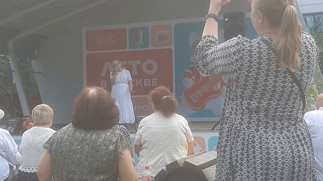 "А за окном то дождь, то снег..."