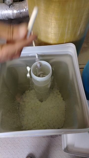 Регулярно проверяйте состояние солевого бака