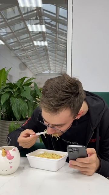 Айфон 17 стоит как остекление балкона — что выберешь ты?