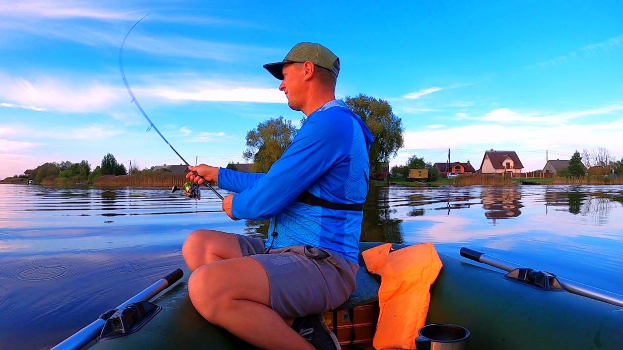 Зачем далеко кидать когда он ВЕСЬ ПОД ЛОДКОЙ!!!