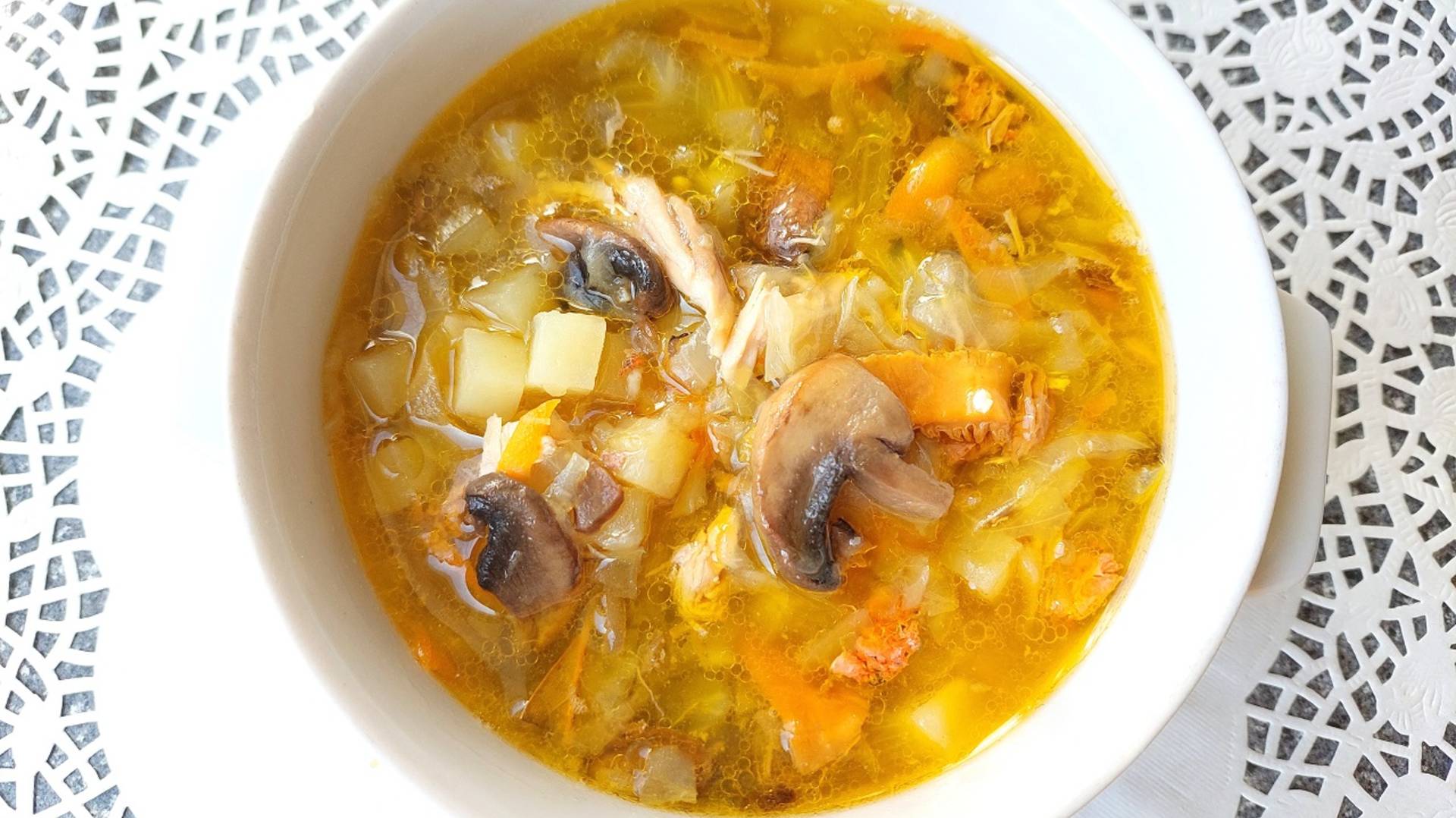 Суп капустный с шампиньонами и лисичками. Сытное, наваристое, ароматное первое блюдо.