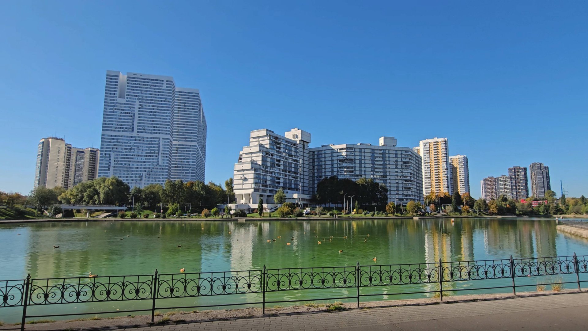 В Москву пришла осень. Прогулка по району Чертаново в солнечный день