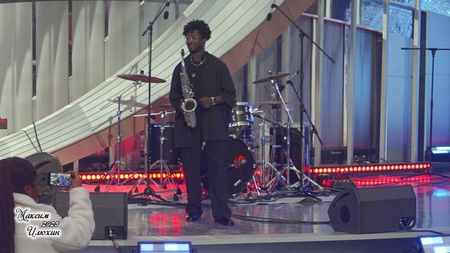 Саксофонист Froggysax (Гана) на финальном концерте «Уличный артист в парках» (2025-09-06)