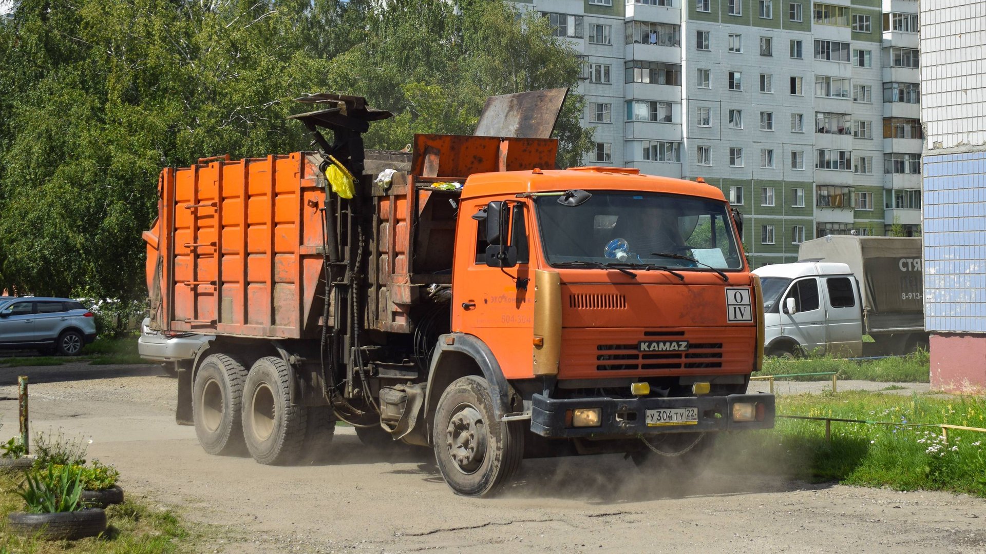 Мусоровоз МКМ-4704-01 на шасси КамАЗ-65115-62 (У 304 ТУ 22) / KAMAZ garbage truck.