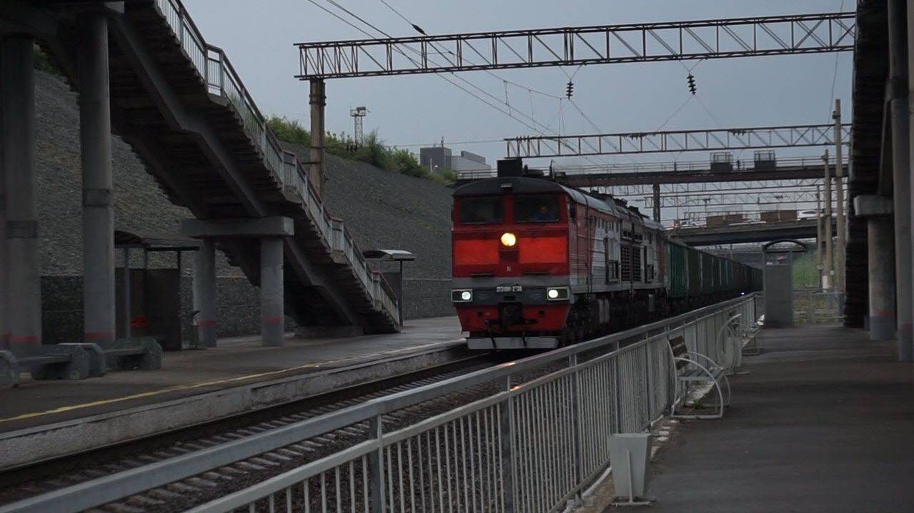 Тепловоз 2ТЭ10М-2736 в дождь.