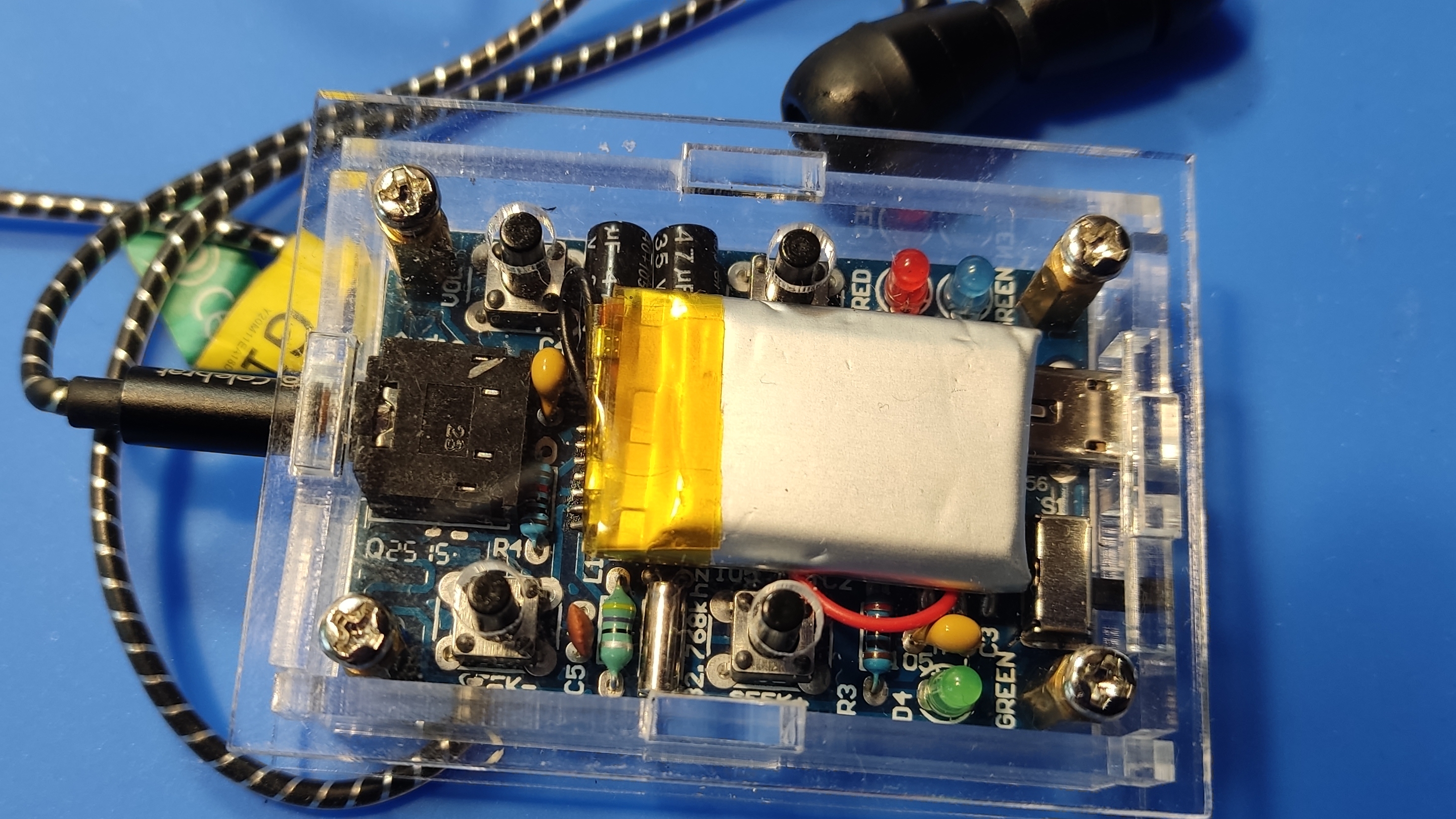 Приемник из набора для наушников . В корпусе и с аккумулятором сами собираем и проверяем.