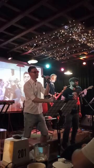 В одной коммунальной квартире запись с концерта The Maxanto