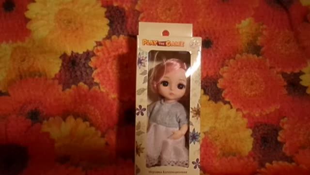 Обзор на шарнирную маленькую куколку в голубо-белом платье Алиса Play the Game из Фикс Прайса