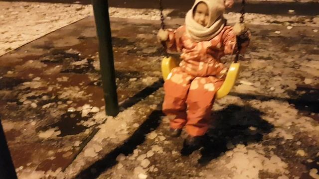 Высоко качается