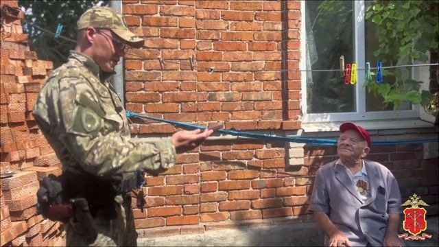 Сотрудники сводного отряда петербургской полиции поздравили в Мариуполе ветерана советской милиции.