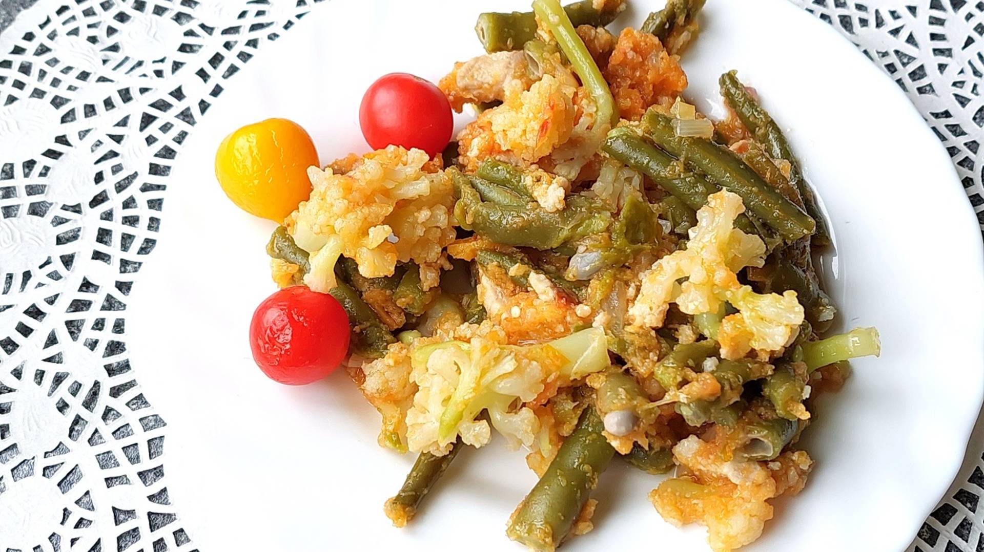 Дуэт цветной капусты и стручковой фасоли. Овощи приготовлены с мясом в пикантной заливке.