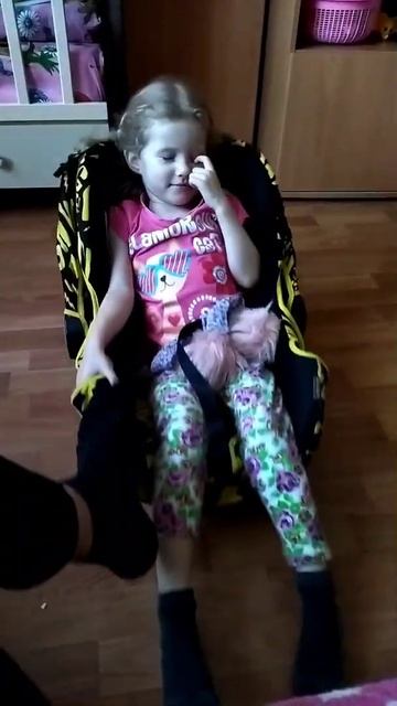 Папа может! Укладываю малую спать.