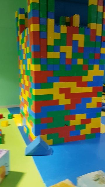 Построили башенку из Лего в ТЦ