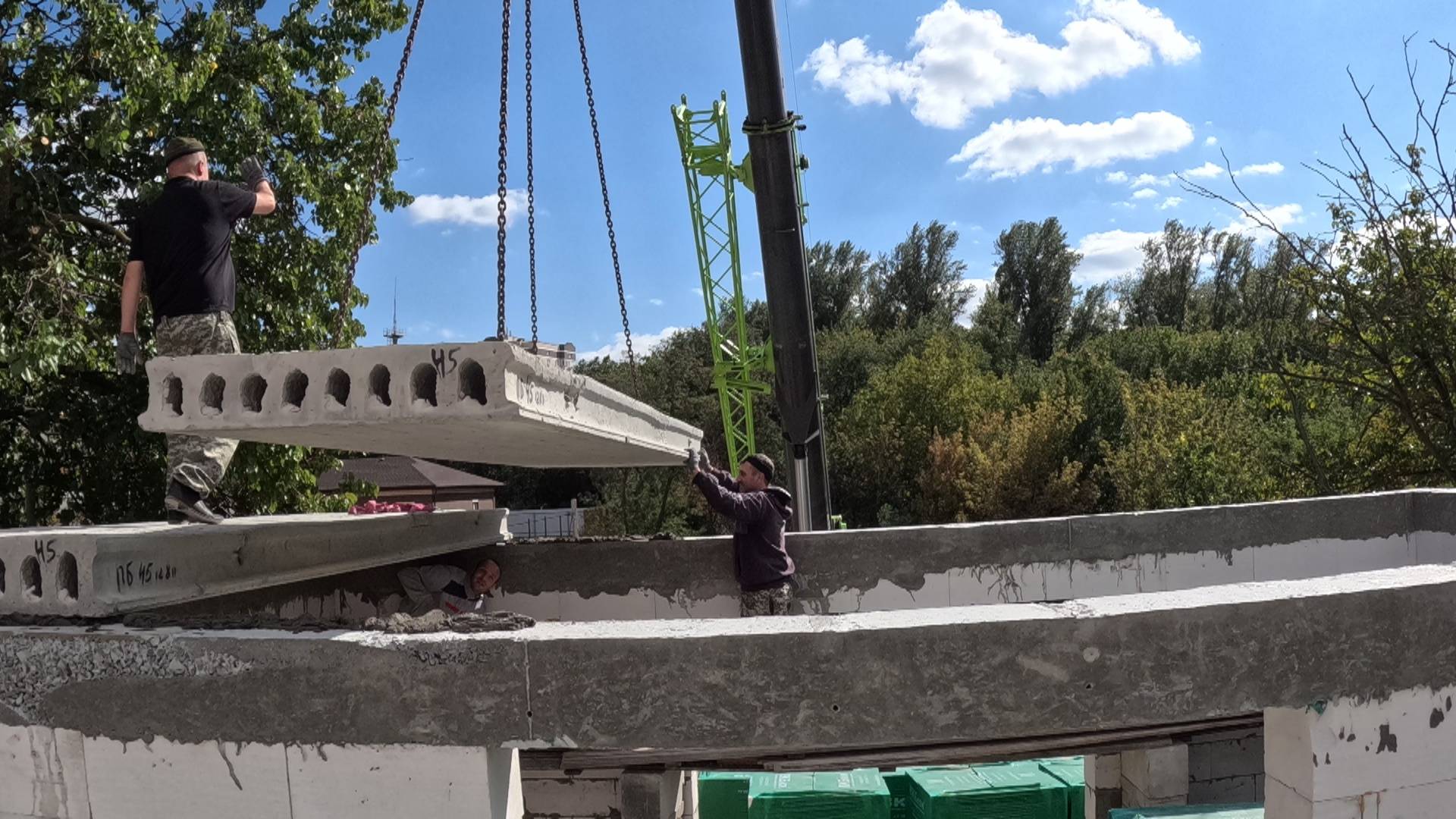 ЗАЛИВКА ЧЕРНОВОЙ СТЯЖКИ ЗАВЕРШЕНА ПЛИТЫ УЛОЖЕНЫ #плитыперекрытия #полыпогрунту #стяжка #настройке