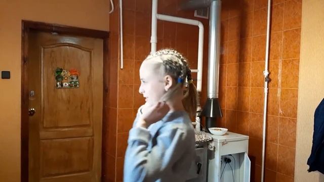 3 апреля 2021 г. Обрезали деревья, пекли домашний Хлеб, варили борщ.