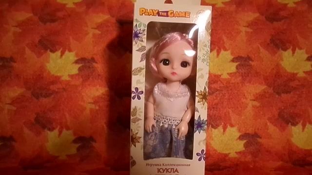 Обзор на шарнирную маленькую куколку в бело-голубом платье Алиса Play the Game из Фикс Прайса