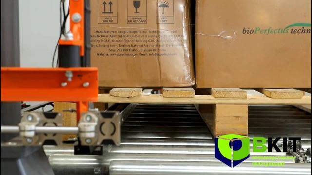 Автоматическая линия паллетизации гофрокоробов роботом, стреппинга их к паллете и паллетообмотки