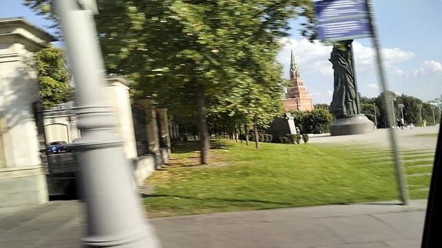 Едем по Москве возле Кремля