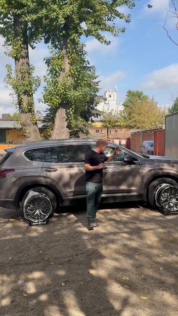Hyundai Santa Fe на примерке дисков в 19-ом диаметре