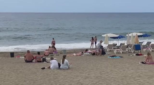 Даже когда немного пасмурно, то это не пугает туристов. Море теплое, а солнце будет. Турция 2025