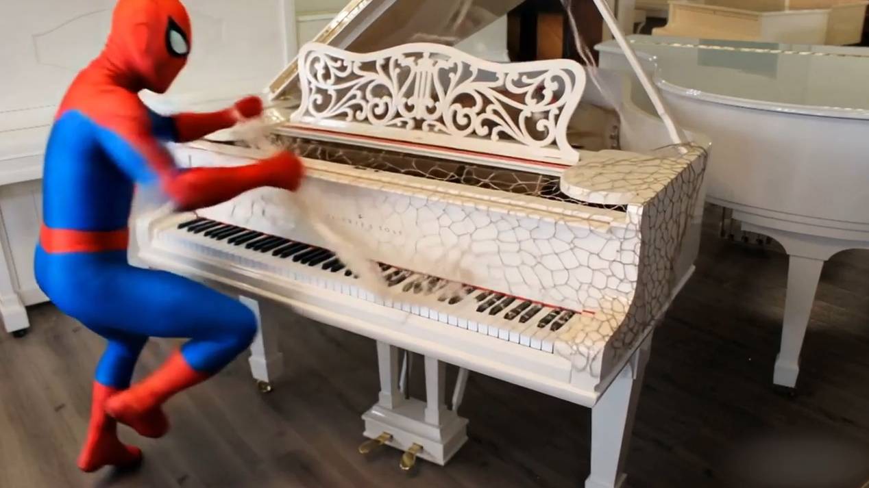 Steinway & Sons белый рояль Стейнвей и Человек-Паук