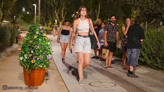 Bushman Prank_ In Madrid this Bush Scares Everyone !!