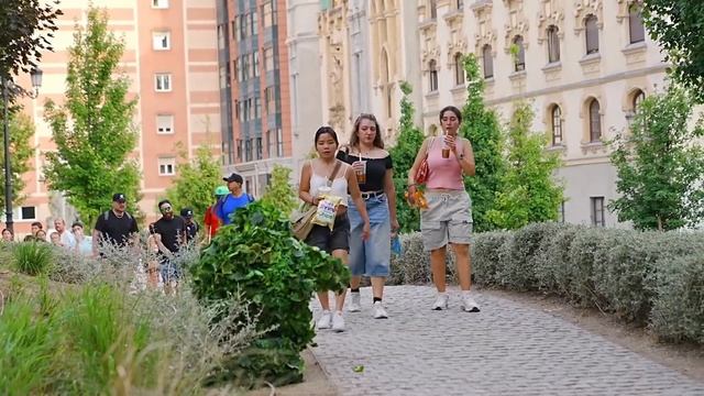 Son una Locura los Sustos del Hombre Arbusto en Madrid !!