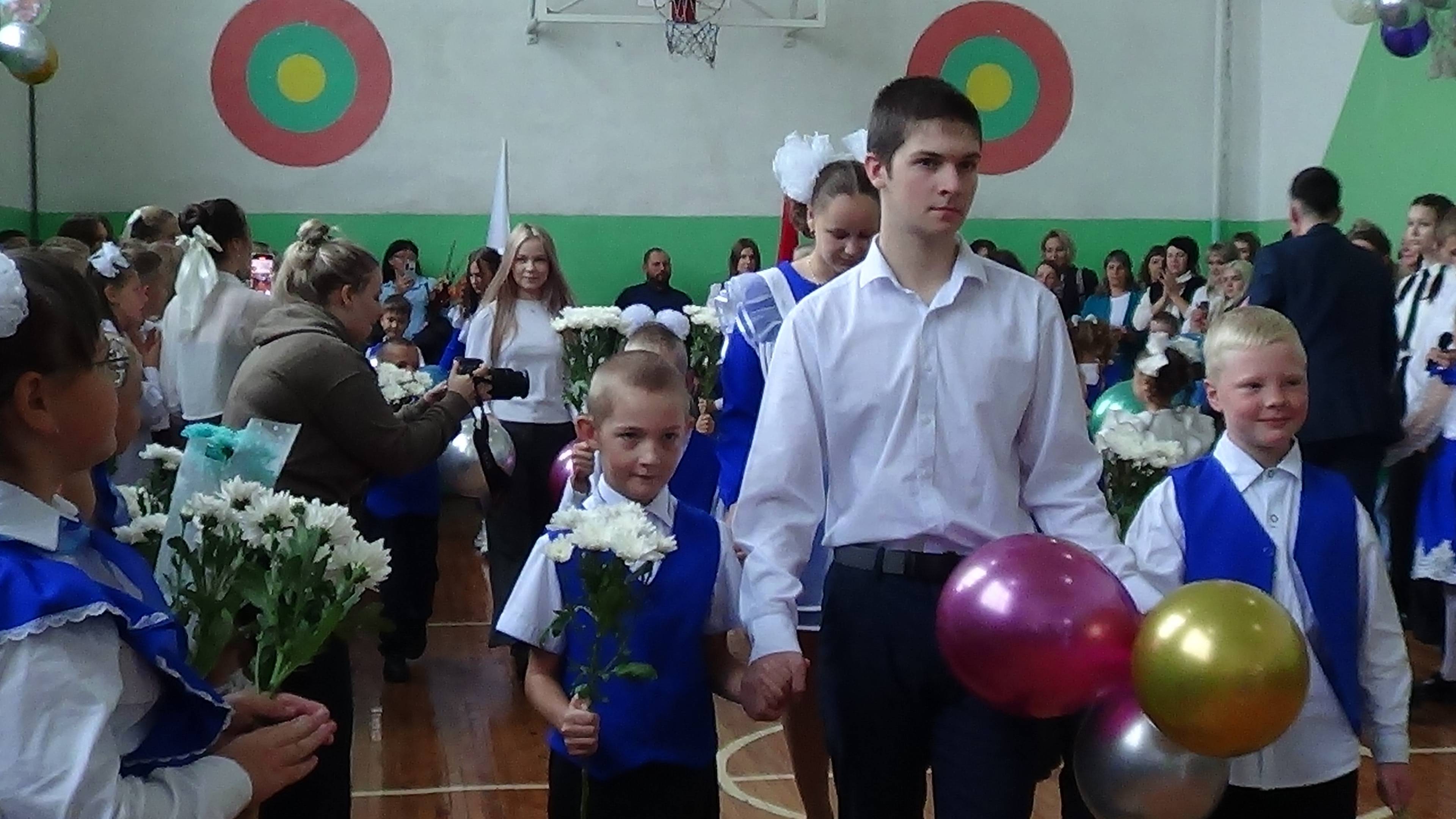 Торжественная линейка, посвящённая ДНЮ ЗНАНИЙ. 1 Сентября 2025.